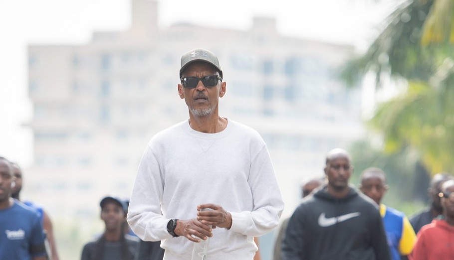 Amashusho ya Perezida Kagame akina Billard n’umukwe yazamuye imbamutima ...