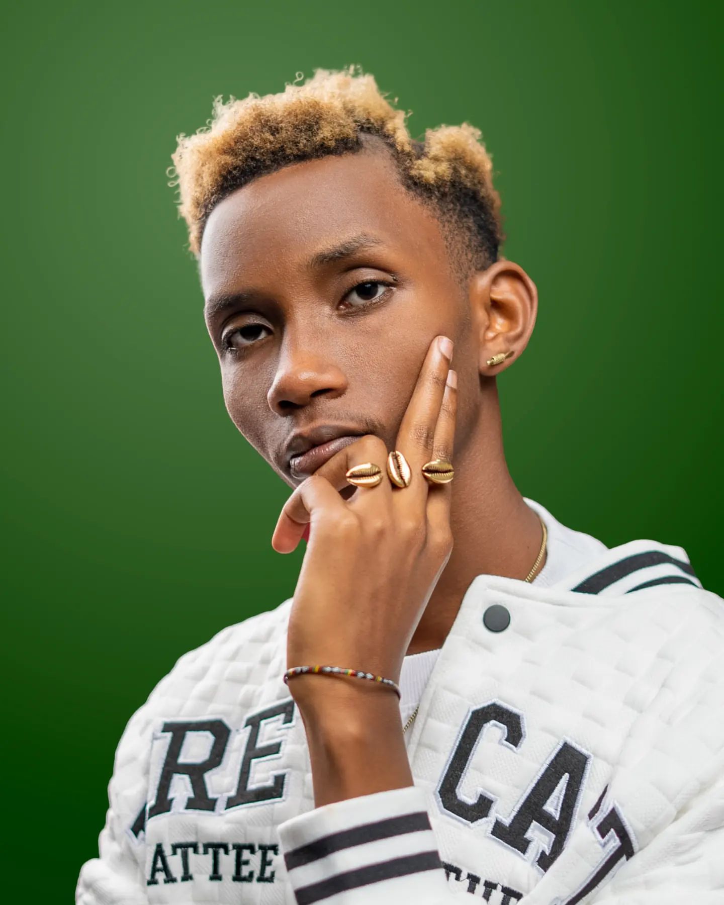 Kivumbi King yashyize hanze amashusho y’indirimbo ‘Keza’ – AHUPA VISUAL ...