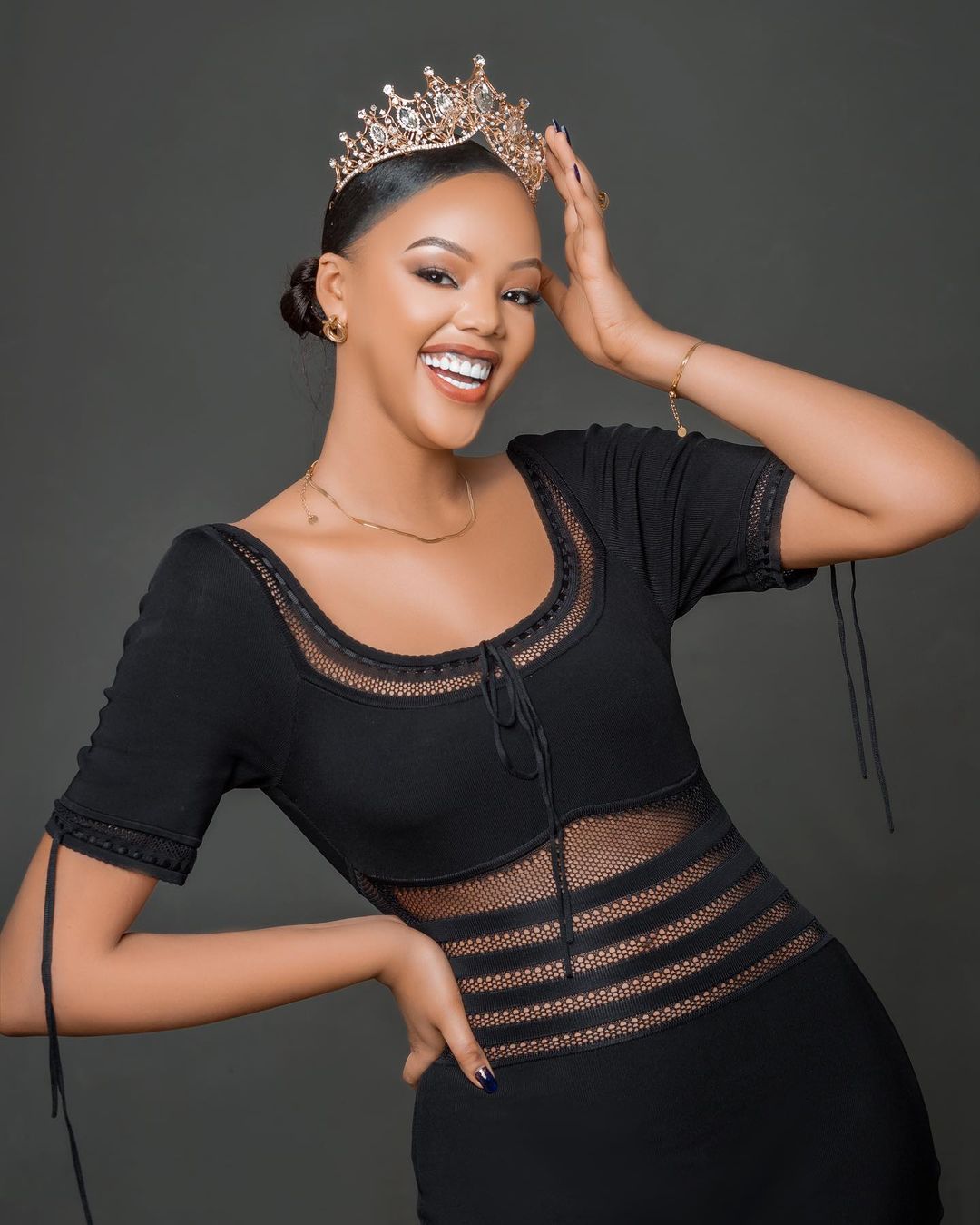 Miss Jolly yegukanye igihembo cy’uvuga rikijyana muri Zikomo Awards ...