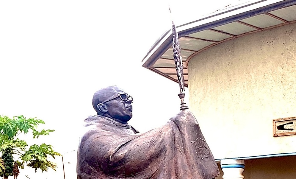 Abakirisitu bihanangirijwe gukomeza gupfukamira ishusho ya Padiri Ubald ...