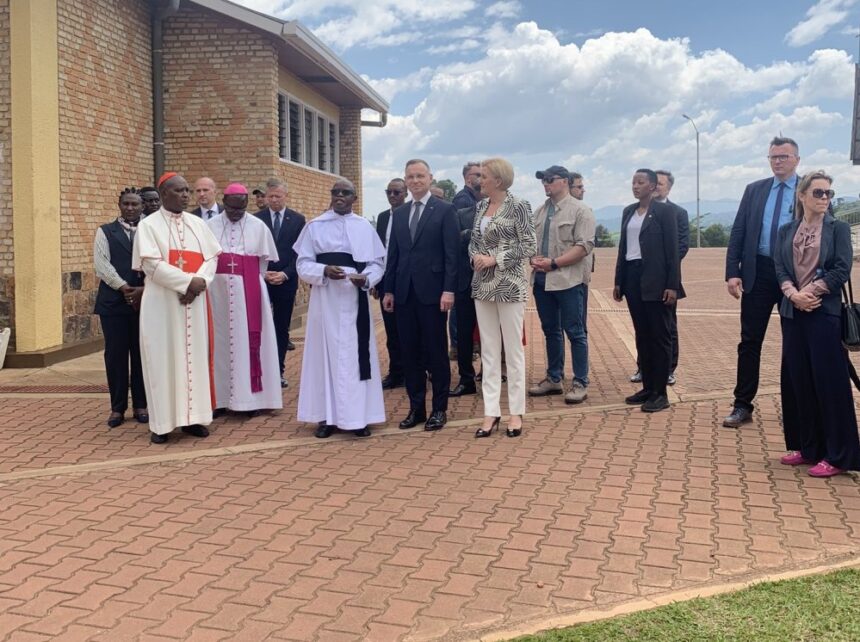 Amafoto ya Perezida Andrzej Duda apfukamye imbere y’ishusho ya Bikira ...