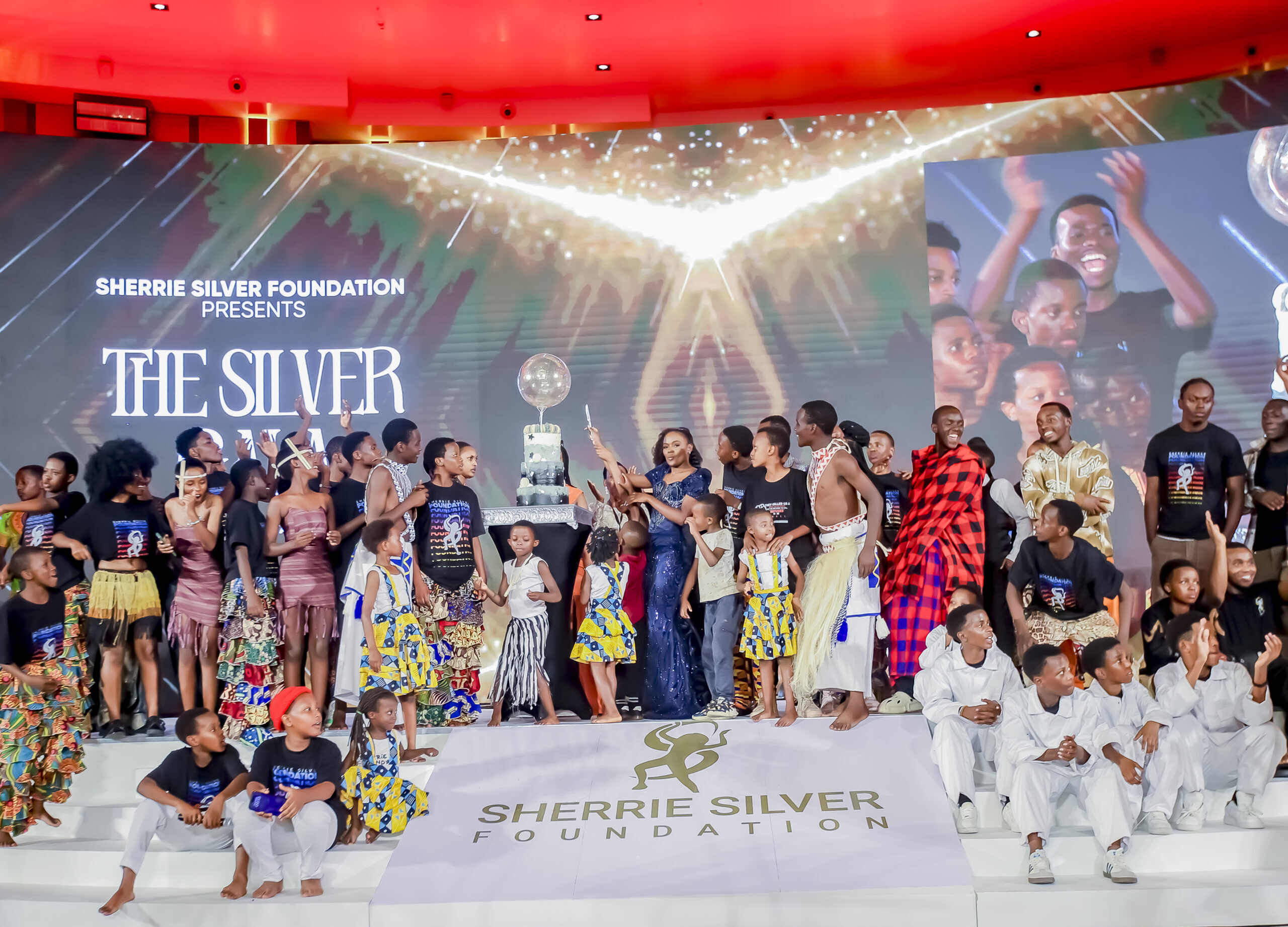 The Silver Gala ibirori byaranzwe no Kwambara neza mu mateka (Amafoto ...
