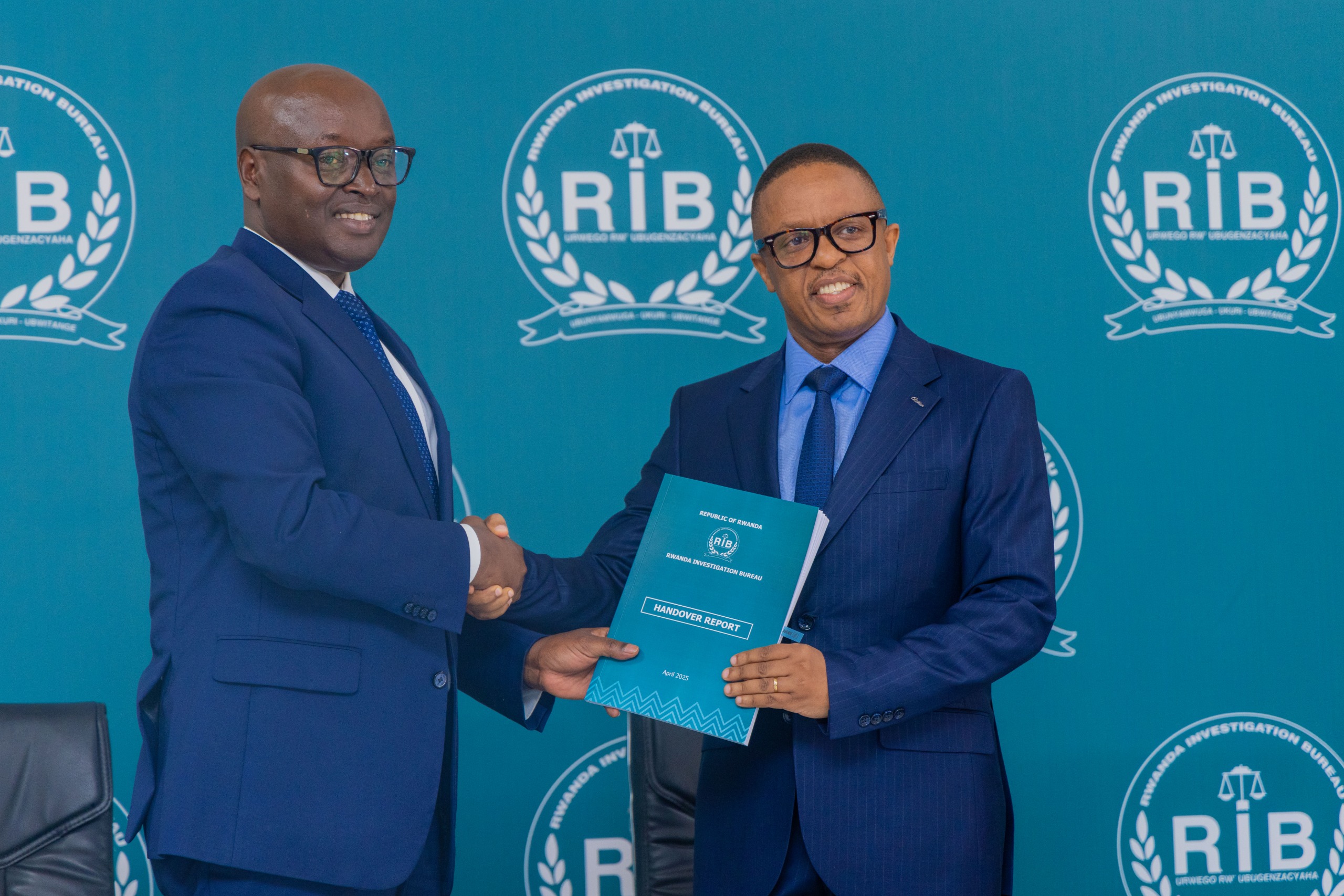 Col Rtd Ruhunga Jeanot yahererekanyije ububasha na Col Pacifque ...