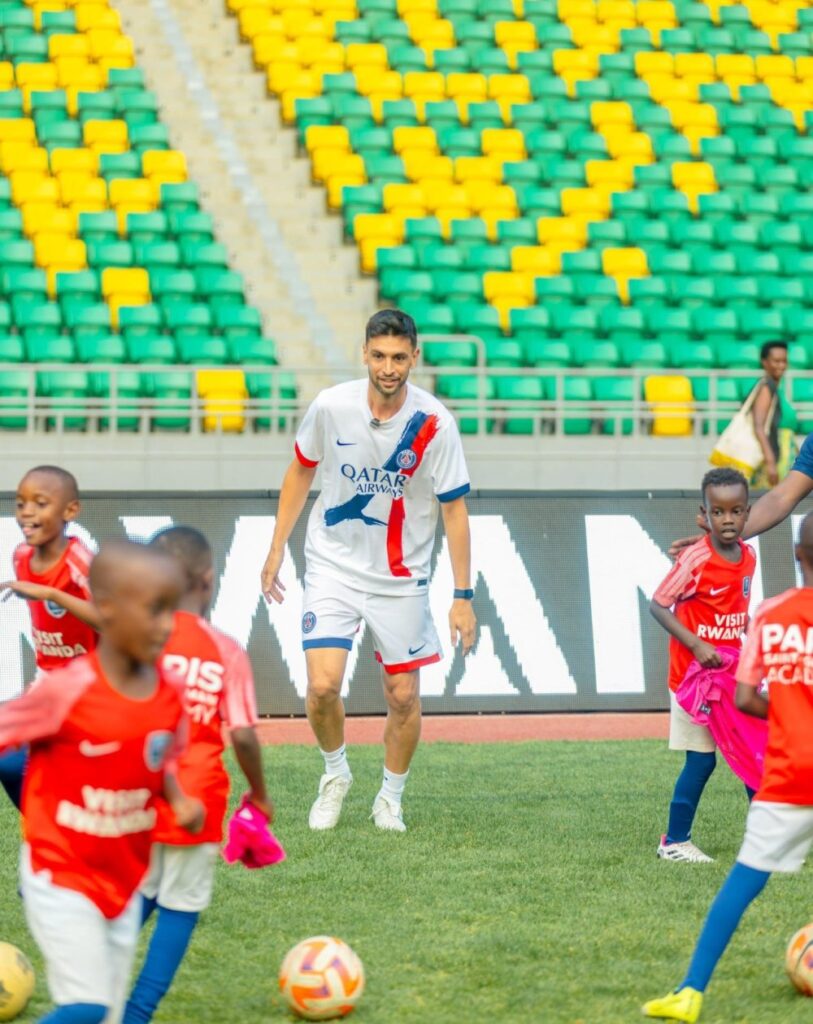 Umunyabigwi Javier Pastore yasuye abana bo mu irerero rya PSG Academy ...